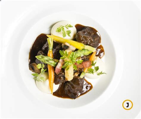 음식 ‘뵈프 부르기뇽 프랑스 부르고뉴 농부들이 먹던 이 쇠고기 음식 은 사태·홍두깨 같은 질긴 부위를 오래 끓여 부드럽게 만든다 레드 와인 채소 등 여러 가지 재료가