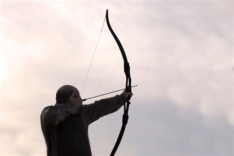 무료 이미지 남자 집 밖의 스포츠 휴양 운동 사냥꾼 양궁 궁수 목표 활과 화살 야외 레크리에이션 차가운