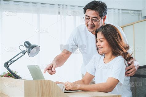 快乐的亚洲老年人在家享受美好时光