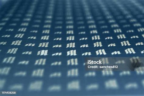 진한 파란색 연습 쓰기 워크 시트에 흰색 으로 문자 필기 기호 채우기 패턴입니다 서예 문자 M 학습 기술 종이 페이지 서예 문자