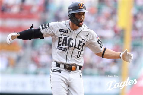 한화에 우주의 기운 단기 알바생 리베라토 좀 보소 득점권 타율이 7할대문현빈은 미친 놈 모드 가지 나무에 수박 열리는 집