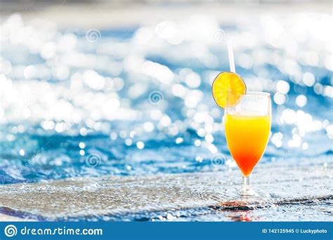 Cocktail Au Bord De La Piscine Image Stock Image Of Liqueur Cocktail