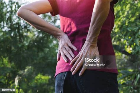 자연 배경에 건강한 개념에 그녀의 허리 통증을 만지는 여자의 클로즈업 손 가냘픈에 대한 스톡 사진 및 기타 이미지 가냘픈