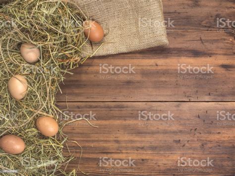 갈색 계란 삼 베와 오래 된 나무 판자의 배경에 밀 짚의 조각 농촌 환경 배경 정상에서 전망입니다 부활절 카드에 대 한 크리에이