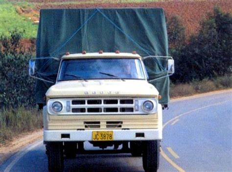 Dodge D700