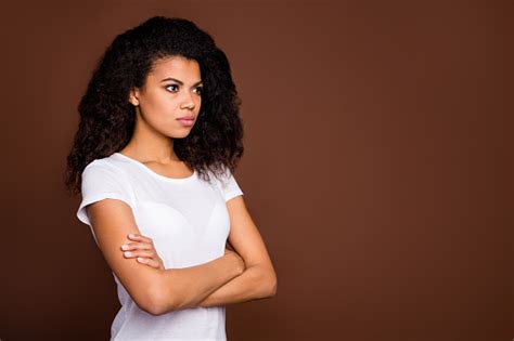 심각한 농축 된 미국 소녀 크로스 핸즈 준비 결정 결정 솔루션의 사진을 돌린 것은 갈색 색 배경 위에 고립 된 좋은 옷을 입고 T 셔츠에 대한 스톡 사진 및 기타 이미지