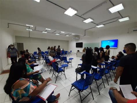 Urgente Aluno dá esponja de aço como presente a professora negra Dia