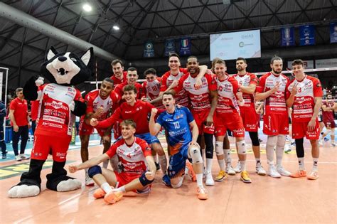 Leal comanda virada do Piacenza sobre Milão Web Vôlei