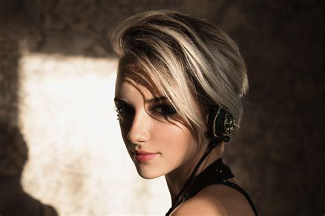 검게 그을린된 피부와 흰 머리카락을 헤드폰에서 음악을 듣고 사랑 스러운 소녀 아름 다운 메이크업의 여성 아름다움의 초상화입니다 좋은 음악을 즐기는 Dj에 대한 스톡 사진 및