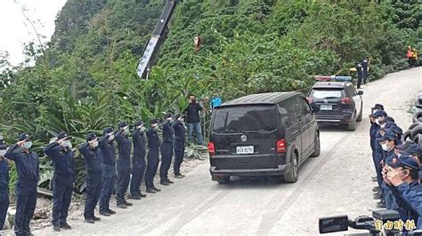 台鐵出軌》最後1具遺體順利完整移出 警列隊致意 自由電子報 Line Today