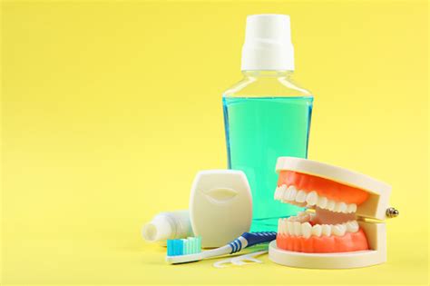 텍스트 장소와 컬러 배경에 치아와 치과 치료 제품의 치과 모델 0명에 대한 스톡 사진 및 기타 이미지 0명 가글 건강