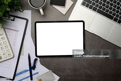 돌 책상 위에 빈 칸 재무 보고서 노트북이 있는 디지털 태블릿의 평면도 0명에 대한 스톡 사진 및 기타 이미지 0명 계산기 계획 Istock