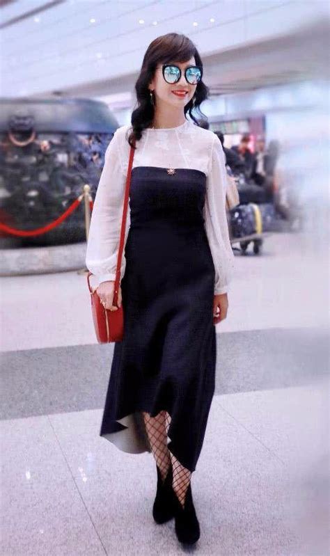 见过世面中年女人，穿裙子都不会高于膝盖，看69岁赵雅芝就知道了