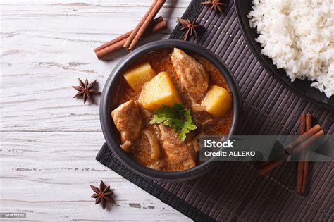 태국인 마사만 커리 등 태국 스타일의 치킨 및 Rice 수평계 상단 보기 2015년에 대한 스톡 사진 및 기타 이미지