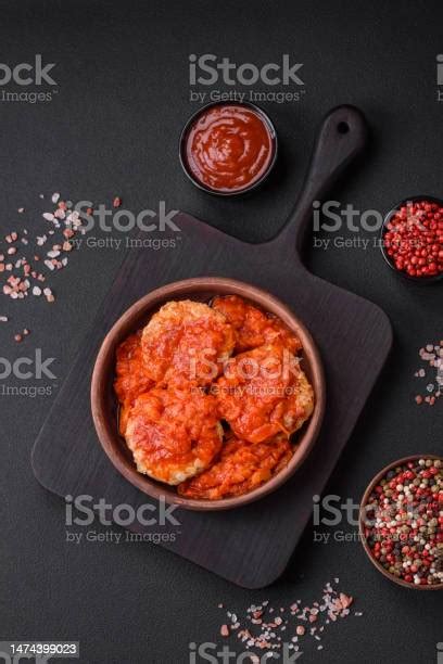 향신료 허브 및 토마토 소스를 곁들인 맛있는 신선한 커틀릿 또는 미트볼 갈색에 대한 스톡 사진 및 기타 이미지 갈색 건강한
