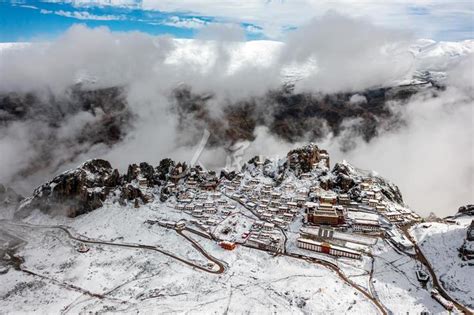 西藏昌都：孜珠寺雪景 人民图片网