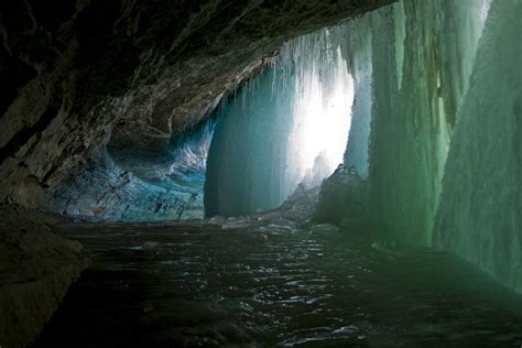 Behind Minnehahas Frozen Falls ~ Kuriositas