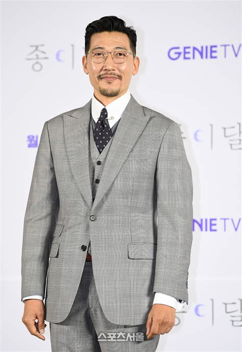 ‘중후한 중년 종이달 배우 공정환 포토