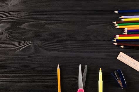 Útiles Escolares Sobre Fondo De Pizarra Foto Premium