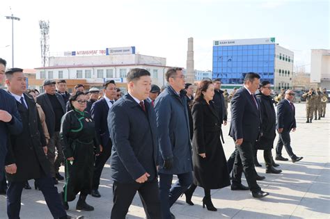 Сэлэнгэ түмэн 🇲🇳🇲🇳🇲🇳 ЭхОрончдынӨдөр өөр Партизаны талбай дахь “Сүхбаатарын хөшөө” нд цэцэг