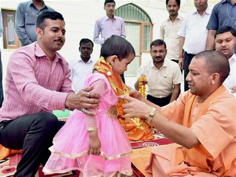 Yogi Adityanath Performs Kanya Pujan Pics Go Viral Oneindia News
