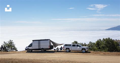 낮 동안 푸른 하늘 아래 갈색 들판에 있는 흰색과 회색 단일 택시 픽업 트럭 사진 Unsplash의 무료 자동차 이미지