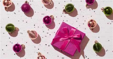 크리스마스 장식품으로 둘러싸인 분홍색 리본이 달린 분홍색 선물 상자 사진 Unsplash의 크리스마스 이미지