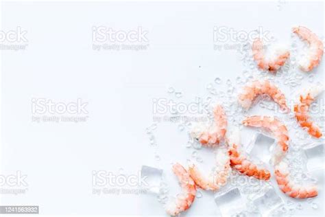 새우 껍질을 벗기고 얼음으로 껍질을 벗기고 텍스트를위한 흰색 테이블 프레임 공간에 갑각류에 대한 스톡 사진 및 기타 이미지