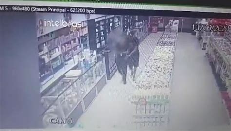 VÍDEO criminoso assalta loja e agride funcionária antes de fugir em Manaus