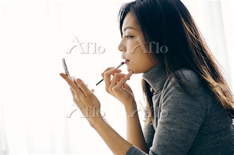 メイクをする30代日本人女性 [142016420]の写真素材 アフロ