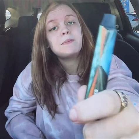 Pregnant Mum Slams Critics After Revealing She Still Vapes The