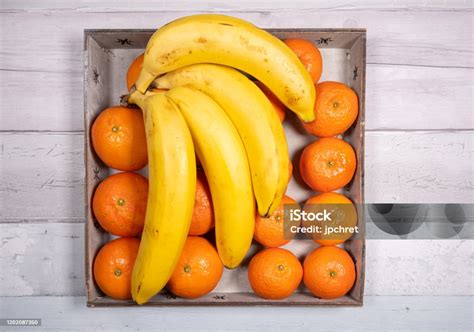 오래된 나무 바닥의 배경에 오래된 나무 트레이에 만다린과 바나나 0명에 대한 스톡 사진 및 기타 이미지 0명