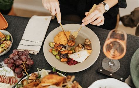 5 Tips To Prep For Mindful Eating During The Holidays