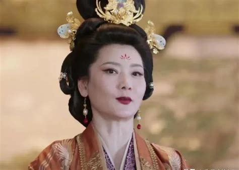 追求《长乐曲》中的爱情故事，却意外被配角们的光彩深深吸引