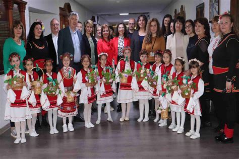 Деца от „Синчец“ лазаруваха Областната администрация в Русе Утро