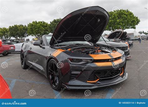 O Carro Americano Chevrolet Camaro Do M Sculo Exibiu No Evento Da
