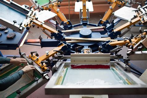 실크 스크린 인쇄 세리그래피 색상 페인트와 직물 회전 목마 기계 T 셔츠에 대한 스톡 사진 및 기타 이미지 T 셔츠 건설 산업 공예 Istock