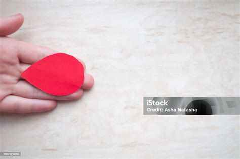 세계 혈액 기증자의 날 세계 혈우병의 날 손은 한 방울의 피를 쥐고 있습니다 세계 혈우병의 날 세계 당뇨병의 날 World