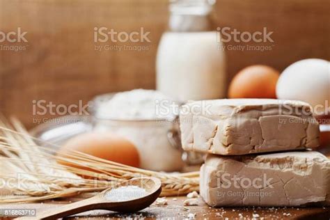 신선한 효 모 고 나무 식탁에 제빵에 대 한 재료 빵 또는 피자를 준비 갈색에 대한 스톡 사진 및 기타 이미지 갈색 고풍스런 곡초류 Istock