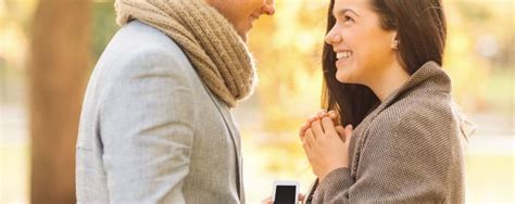 单膝下跪奉上求婚钻戒向女朋友求婚 知乎