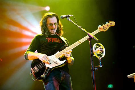 Geddy Lee Explains Weird Zone” Bass Playing On Rushs Vapor Trails