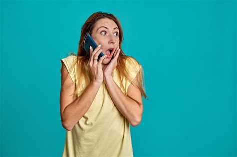 파란색 배경에 절반 길이의 전화와 아름다운 소녀 초상화 한 청녀가 셀카를 찍고 전화통화를 하고 있다 감정에 대한 스톡 사진 및 기타 이미지 Istock