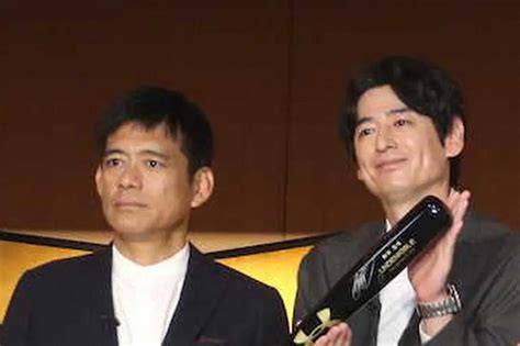 博多華丸・大吉 Presents 華大どんたく」概要発表会見＞ソフトバンク柳田悠岐から贈られたサイン入りバットを振る博多華丸（手前）とそれを