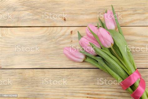 천연 나무 배경에 분홍색 튤립 꽃의 아름 다운 꽃다발입니다 텍스트를 위한 장소입니다 평면도 봄 휴일 3월에 대한 스톡 사진 및 기타 이미지 Istock
