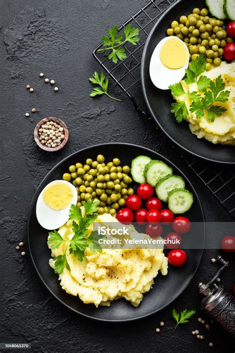 녹색 완두콩 토마토와 삶은 계란 으깬된 감자 감자에 야채와 계란 접시 퓌 레 각도에 대한 스톡 사진 및 기타 이미지 각도