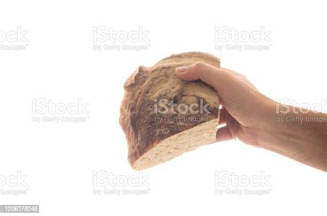 백인 남성 손에 의해 개최 흰색 곡물 장인 백업 빵 덩어리의 컷 조각은 순수한 흰색에 고립 밀에 대한 스톡 사진 및 기타 이미지