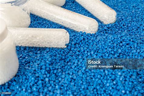 White Plastic Grain Plastic Polymer Granuleshand Hold Polymer Pellets