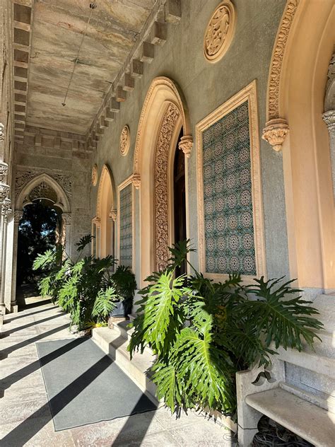 Monserrate 건축 경치 관계 관광 궁전 껴안다 나무 남자 낭만적 인 장면 낭만적인 낮 녹지 단란함