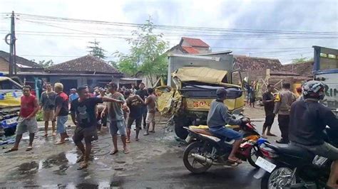 Brak Adu Banteng Truk Pasir Vs Mobil Box Di Tarokan Kediri Begini