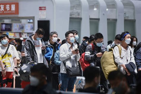 图集全民战疫｜“五一”小长假启动：天气渐热，出行不忘戴口罩快看澎湃新闻 The Paper